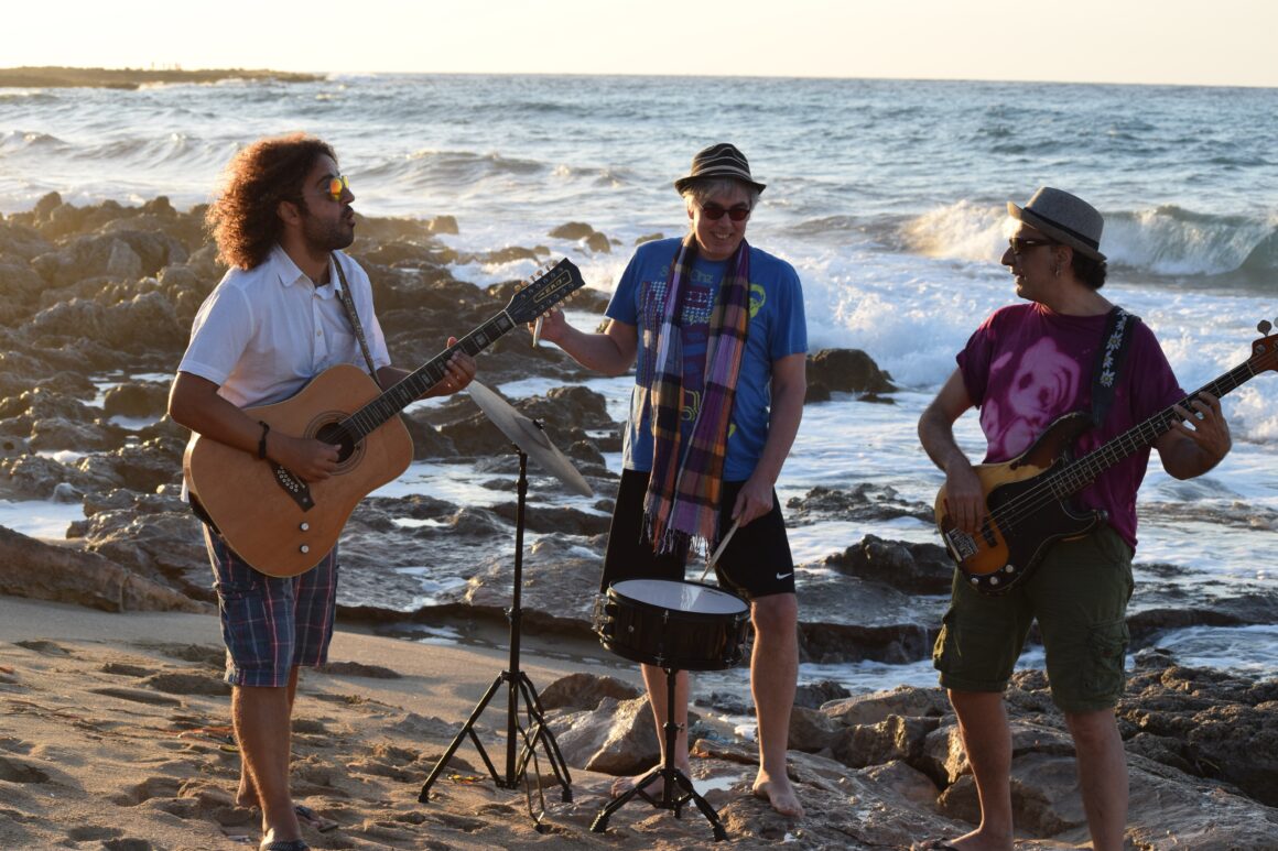 Stray Blue's Wake Up & Smile - Acoustic Version EP Is A Heartfelt Ode ...